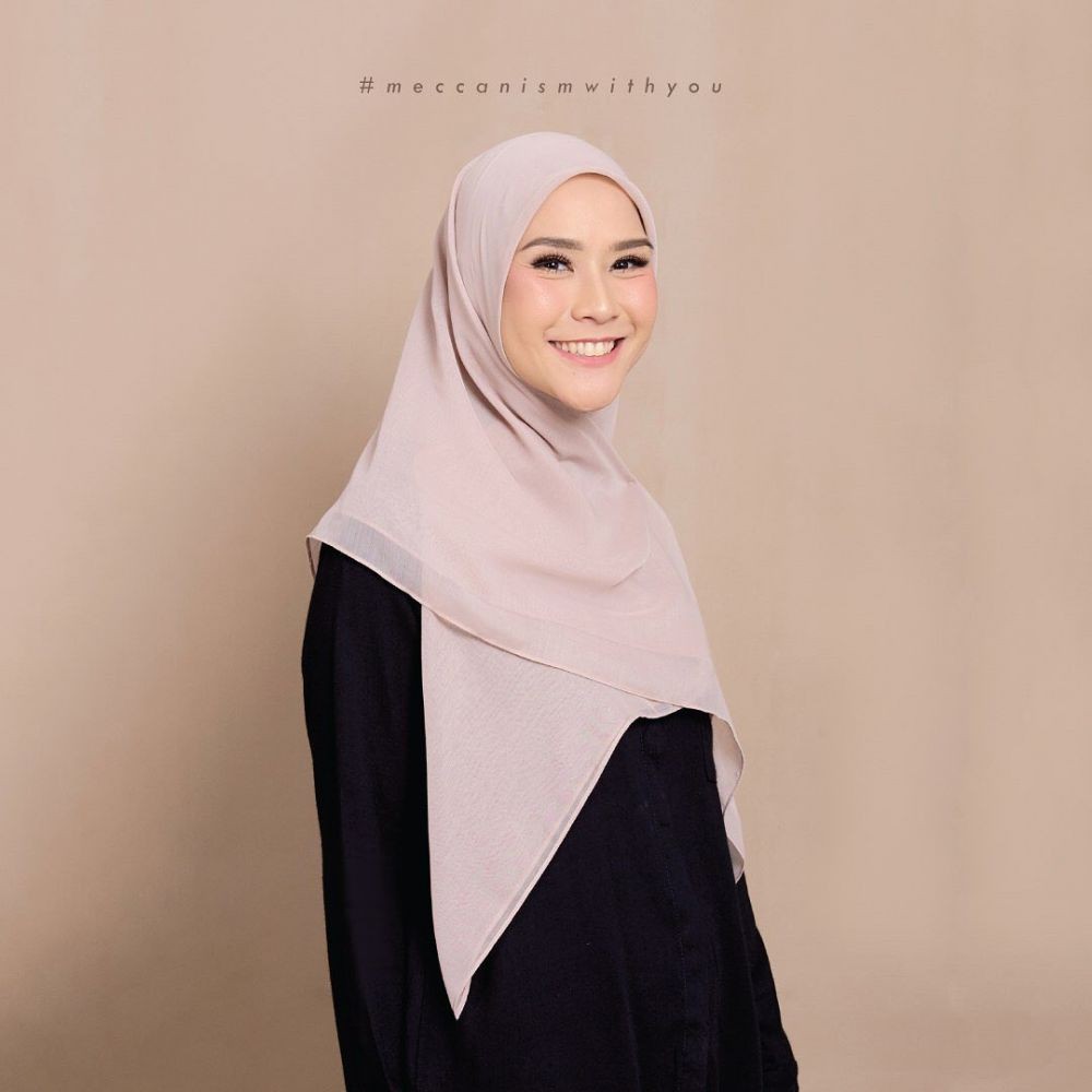 Kece Abis! 9 Brand Hijab Artis Ini Cocok Dipakai Saat Ramadan Kamu