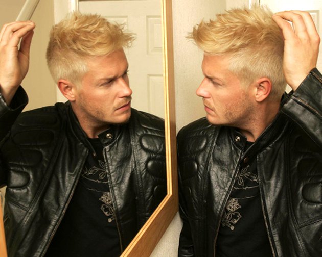 Seperti Kembar! Pria Ini Punya Paras Mirip David Beckham Lho