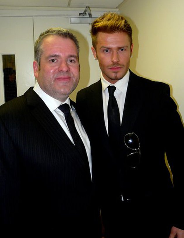 Seperti Kembar! Pria Ini Punya Paras Mirip David Beckham Lho